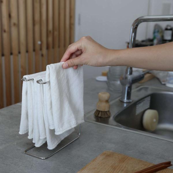 サイズ/約幅17×奥行7.5×高さ20cm重量/約145g内容量/1個材質/本体：ステンレス飾りパーツ：シリコーンゴム生産国/中国製●出しっぱなしでも美しく映える、スタイリッシュなふきんスタンドです。●スタンドの向きを変えるだけで3通りに使...