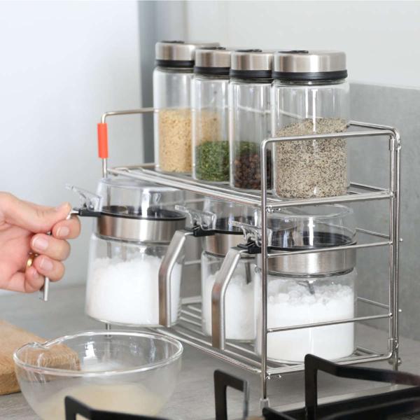 サイズ/約幅28×奥行13×高さ20.4cm収納時：約幅28×奥行20.5×高さ2.2cm重量/約630g内容量/1個材質/本体：ステンレス滑り止め・飾りパーツ：シリコーンゴム生産国/中国製●使いやすさと収納力を両立した調味料ラックです。●...