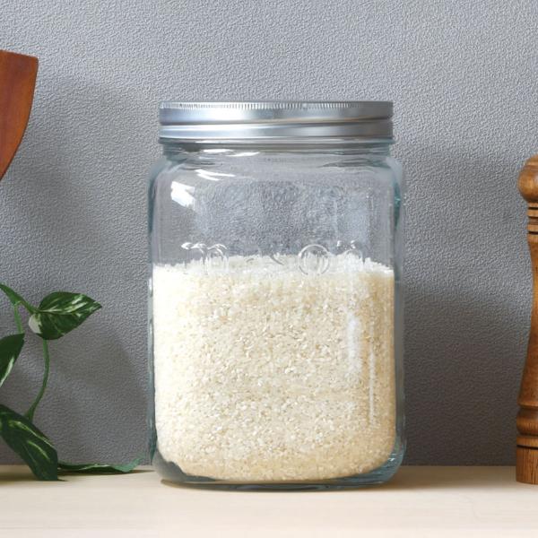 サイズ/約幅16×奥行16×高さ23.5cm容量/約4.2L内容量/1個生産国/中国製●アンティーク調のデザインがおしゃれなガラス製の米びつ3kg用です。●ガラス素材はにおい移りしにくく、中身の量もひと目で確認できるので使いやすいです。●広...