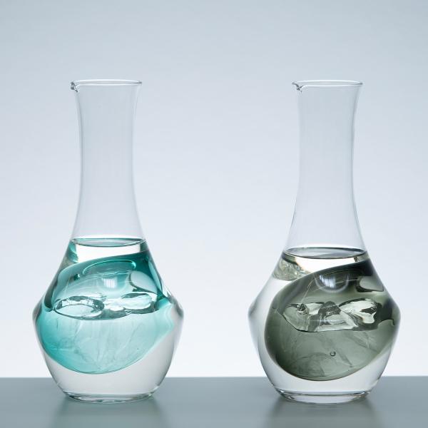 サイズ/約幅11×奥行11×高さ22.3cm口径：約5.05cm容量/約360ml（2合）内容量/1個材質/ソーダガラス種類/グリーン、グレー生産国/中国製●職人が一つひとつ丁寧に手吹きで仕上げたガラス製の酒器です。●氷ポケット付きでお酒が...