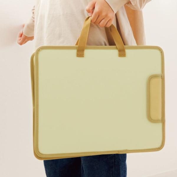 サイズ/約幅34×奥行4.5×高さ27cm内容量/1個材質/ポリプロピレン、ポリエステル、紙●勉強道具などをまとめて持ち運べる2wayバッグです。●お子さまの好きな場所で勉強や工作ができます。●中は文具などを収納しやすいメッシュポケットやゴ...