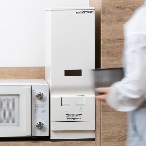 サイズ/約幅21×奥行38.5×高さ63cm重量/約4.5kg容量/米収納量：約23kg受皿容量：約6合計量方式：1合／2合内容量/1台付属品：取扱説明書材質/本体：鋼板（樹脂焼付塗装）フタ・計量装置・米受け・前面板：ポリスチレン無洗米アタ...