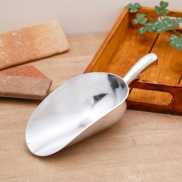 サイズ/約幅26×奥行10×高さ6cm内容量/1個材質/アルミニウム●アルミスコップ丸型【Lサイズ】です。●丸みのある形状でやさしくすくえます。●軽くて扱いやすいアルミ製です。おしゃれ ガーデンツール 庭 植物 入れ替え 土 掘る いじり ...