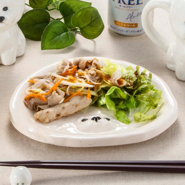 サイズ/約幅20×奥行18×高さ3cm内容量/1個材質/セラミック磁器食器洗い乾燥機/使用不可電子レンジ/使用不可●犬の愛らしい表情をそのまま形にしたフェイスプレートです。●お肉とサラダのワンプレートにもぴったりです。●陶器製ならではの安定...