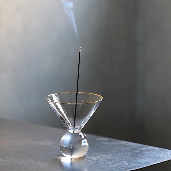 サイズ/約直径8 × 高さ9cm穴の直径：3mm内容量/1個材質/ガラス生産国/中国製●おしゃれなガラス製のインセンスホルダー（スフィア）です。●ガラス球の上に乗せたデザインで、浮遊感と遊び心を感じさせるアートピースのような佇まいです。●ミ...