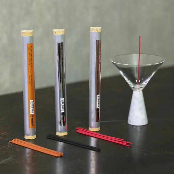 サイズ/お香：約直径0.22×高さ13.5cmパッケージ：約直径2.5×高さ22.5cm内容量/15g（40本前後）材質/アルミ、コルク、タブ粉種類/クリアフルーツ、マグノリア、ソレイユピオニー生産国/日本製●深みのある余韻が残る、落ち着い...