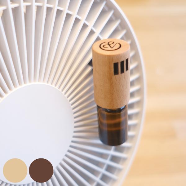 サイズ/約幅3×奥行5.5×高さ8.5cm重量/約60g容量/約10ml内容量/1個付属品：芯×3、芯押さえ、保存用キャップ材質/木材、ガラス種類/ナチュラル、ブラウン●扇風機や車のエアコン吹き出し口に取り付けて使える、クリップタイプのアロ...