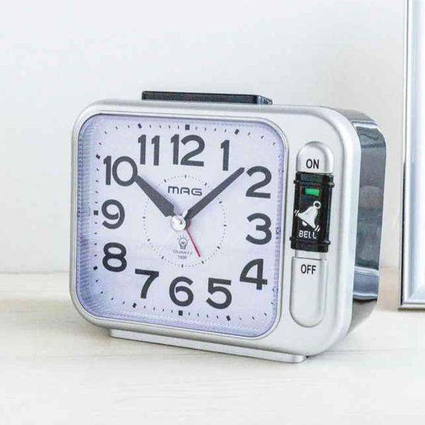 サイズ/約幅14×奥行7×高さ11.7cm重量/約250g内容量/1個材質/枠：プラスチック風防：プラスチック生産国/中国製電源/単2形アルカリ乾電池1本（別売）●見やすさと使いやすさを兼ね備えた定番デザインの目覚まし時計です。●角を丸く仕...