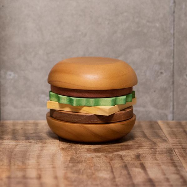 サイズ/約幅10.6×奥行10.6×高さ8.4cm重量/約248g内容量/1セット（バンズ×2、ハム・チーズ・トマト・レタス×1）材質/天然木（マツ）塗装：ラッカー塗装、水性塗料生産国/中国製●まるで本物のハンバーガーのような、遊び心あふれ...
