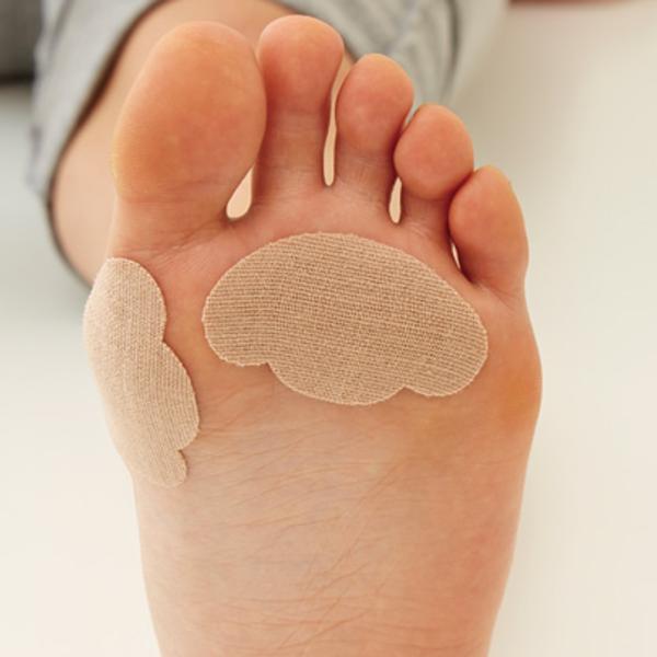 サイズ/約横5.5×縦3.5cm内容量/30枚入り（１シート：3枚）材質/綿、ポリウレタン生産国/日本製●貼るだけで手軽にマメ対策ができるフットケアテープです。●歩行時の摩擦や刺激を軽減し、足裏をしっかりガードします。●雲型のテープが足裏に...