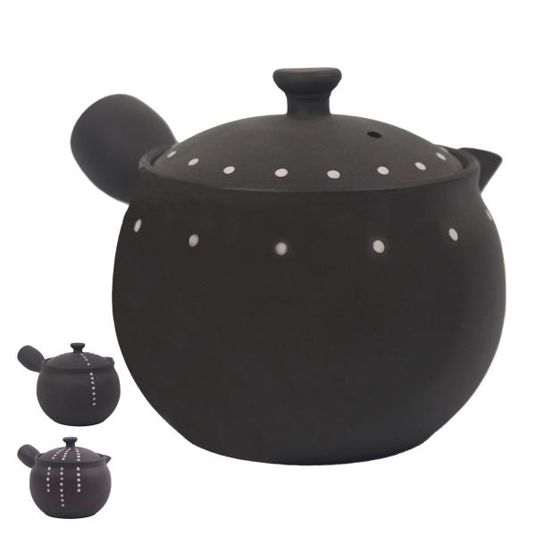 サイズ/約幅8×奥行13.5×高さ8cm容量/約240ml内容量/1個材質/陶器種類/円、落とし、流れ生産国/日本製●陶山急須は、四日市萬古焼で歴史と伝統の紫泥の土に黒土を吹きかけることで、お茶のタンニンを吸着する性質とシンプルでモダンなデ...