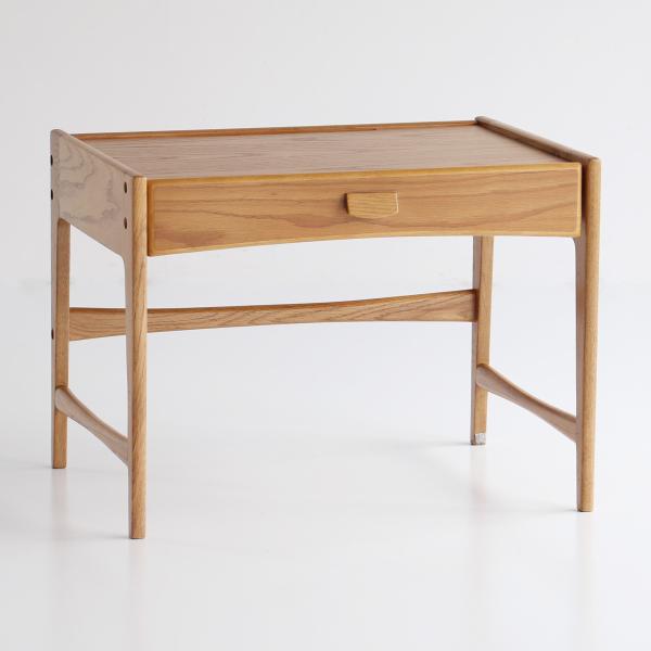サイズ/約幅60×奥行45×高さ45cm重量/約7.95kg内容量/1台材質/天然木化粧板（オーク材）、天然木（オーク材）、天然木（ラバーウッド材）、ラッカー塗装組立状態/お客様組立品●上質な木目が美しい天然木の学習机です。●北欧ビンテージ...