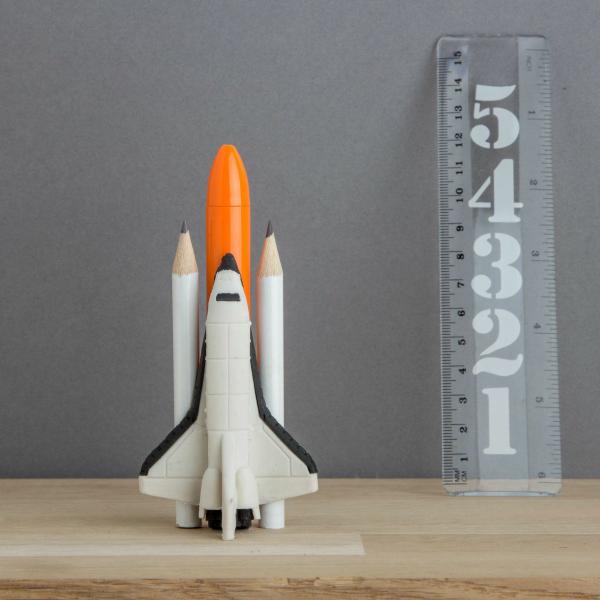 サイズ/約幅5.1×奥行4.4×高さ16.2cm内容量/セット内容：消しゴム（1個）、鉛筆（2本）、4色ボールペン（1本）、15cm定規（1本）材質/TPR、PP生産国/中国製●宇宙船のステーショナリーセットです。●宇宙船型の巨大消しゴム、...