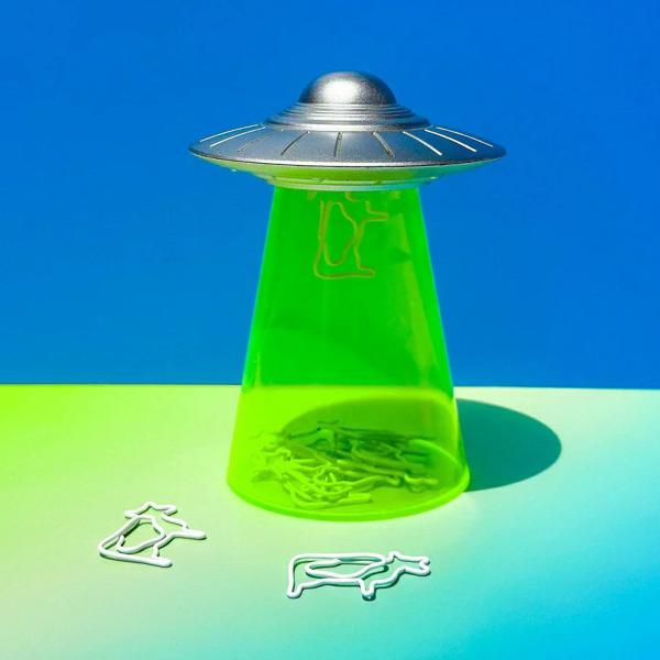 サイズ/約高さ9cm直径：約11.5cm内容量/セット内容：UFO型ホルダー、ケース、牛型クリップ（20個）材質/ABS樹脂生産国/中国製●SF映画のような世界観を感じる、UFO型のクリップホルダーです。●ドームケースの中には牛の形のクリッ...