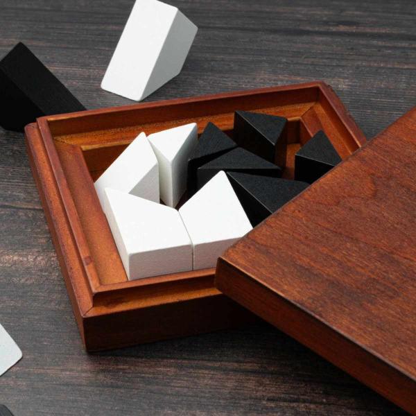 サイズ/約幅14.3×奥行14.3×高さ3.3cm内容量/1個材質/パインウッド生産国/中国製●お題カードを見ながらピースを組み替えて模様を完成させる木製パズルです。●白と黒のコントラストが際立つ、無駄を削ぎ落としたデザインです。●試行錯誤...