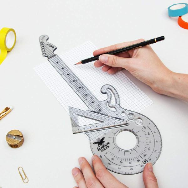 サイズ/約幅11.4×奥行3×高さ35.5cm内容量/1個材質/SBC生産国/中国製●いろんな機能が1つになったギター形の定規です。●直線定規・分度器・雲形定規・テンプレートがこれ1つにまとまっています。●勉強や仕事の合間もちょっと楽しい気...