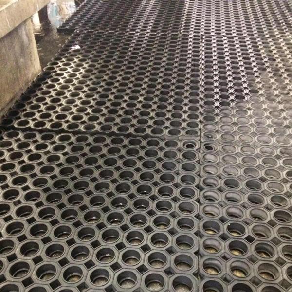 サイズ/約横49.5×縦74.5cm厚さ：約2.3cm重量/約5kg内容量/1個材質/ゴム塩化ビニール不使用●排水性が高いゴム製のハニカムゴムマットです。●ハニカム構造でしっかり汚れを落とします。●耐久性に優れた丈夫な天然ゴムを使用していま...