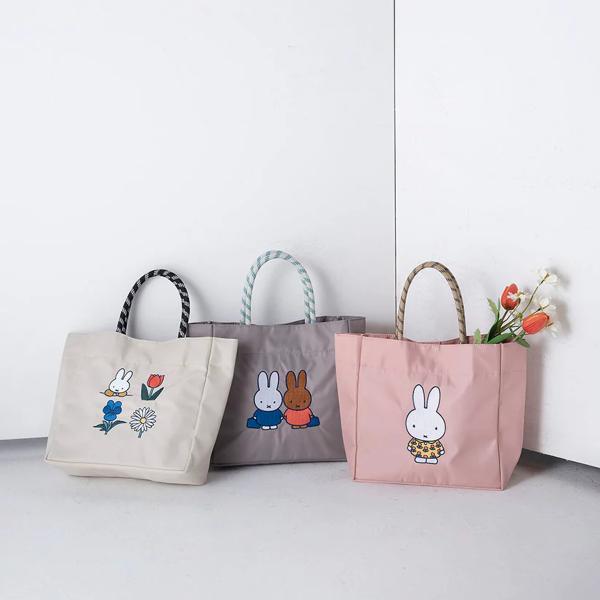 サイズ/約幅27×奥行11×高さ27cm内容量/1個材質/ポリエステル種類/flower、TULIP、STRAWBERRY生産国/中国製●通学やレジャーにぴったりのトートです。●バッグを開いた時にチラリと見える総柄の裏地がキュートです。●ポ...