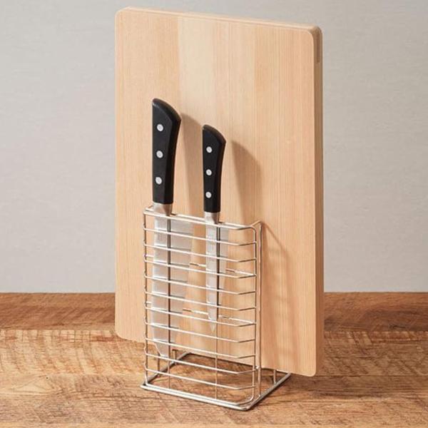 サイズ/約幅11.5×奥行14×高さ21cm内容量/1個材質/ステンレス鋼●すっきり収納できる包丁＆まな板スタンドです。●包丁2本とまな板をまとめて収納できます。●手を傷付けにくい先丸加工を施しているので安全にお使いいただけます。●無駄を省...