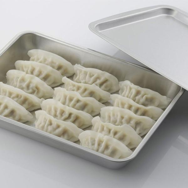 サイズ/約幅26×奥行19×高さ3.7cm（フタセット時）バット：約幅25.6×奥行18×高さ3.6cmフタ（トレー）内寸：約幅23.5×奥行16.5×高さ1.1cm重量/約327g容量/満水容量：1.2Lフタ閉め時：約800ml内容量/1...