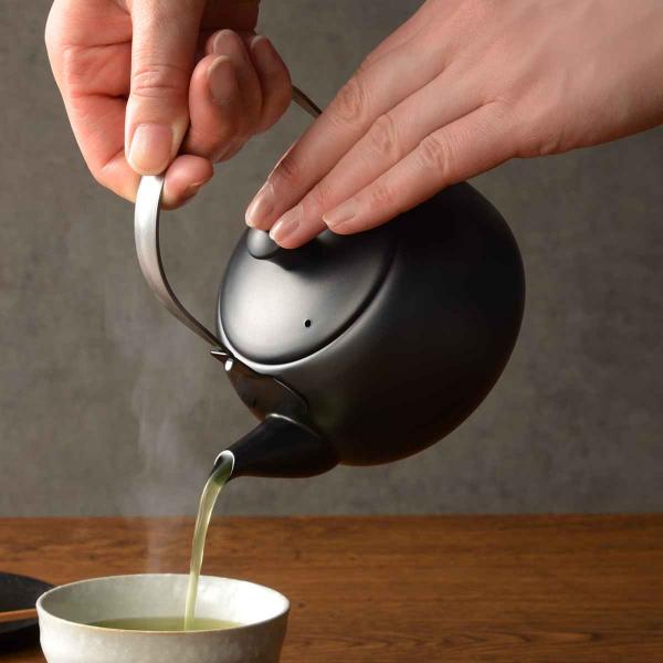 サイズ/約幅14×奥行11×高さ14cm重量/約250g容量/約500ml内容量/1個付属品：茶こし材質/本体・蓋：18-8ステンレス（焼付塗装）茶こし：18-8ステンレス生産国/日本製●新潟県燕三条地域で製造された急須 500mlです。●...