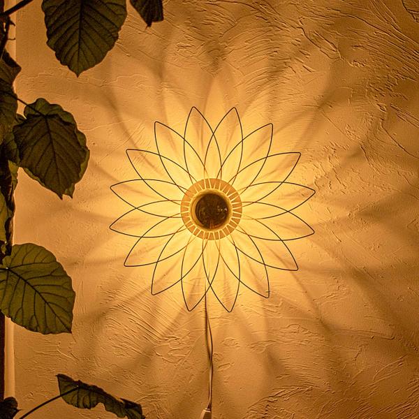 サイズ/約幅45.6×奥行8.7×高さ45.6cm重量/約610g内容量/照明器具本体×1ハーフミラーLED電球×1材質/真鍮（クリアラッカー塗装）●花びらのフレームが生み出す光で、壁に美しい模様を映し出すウォールライトです。●シンプルな壁...