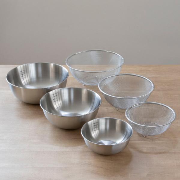 ●丈夫でさびにくいステンレス製のザルとボウルの6点セットです。●洗う・水切り・和えるがスムーズに行えます。●ボウルとザルを重ねてすっきり収納できます。●ザルは水切れの良い足付きです。●ザルの網目が細かく、食材が飛び出したり詰まったりしにくい...