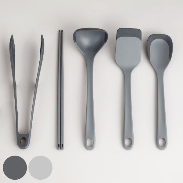 ●お玉、菜箸、トング、スプーンヘラ、ターナーの5点セットです。●フチが鍋のカーブにフィットして、軽い力で最後まですくえるお玉です。●手にフィットして、つかみやすい菜箸です。●大きな食材も、小さな食材もつかみやすいトングです。●ヘラはへらとス...