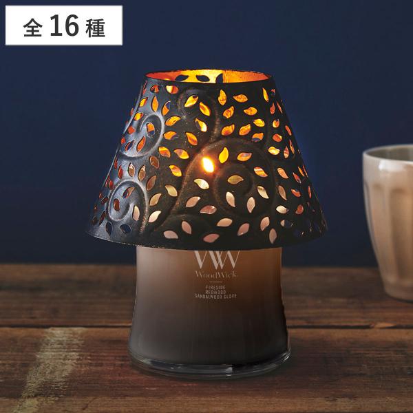 ●火を灯すと”パチパチ”と木芯がはぜる心地よい音が癒しの、ウッドウィックキャンドル「ジャーM」です。●美しい切り抜き細工が施された専用シェードを一緒にお届けします。●優しい炎の陰影が、癒しの時間を演出します。●透明感が美しいグラスボトルのキ...