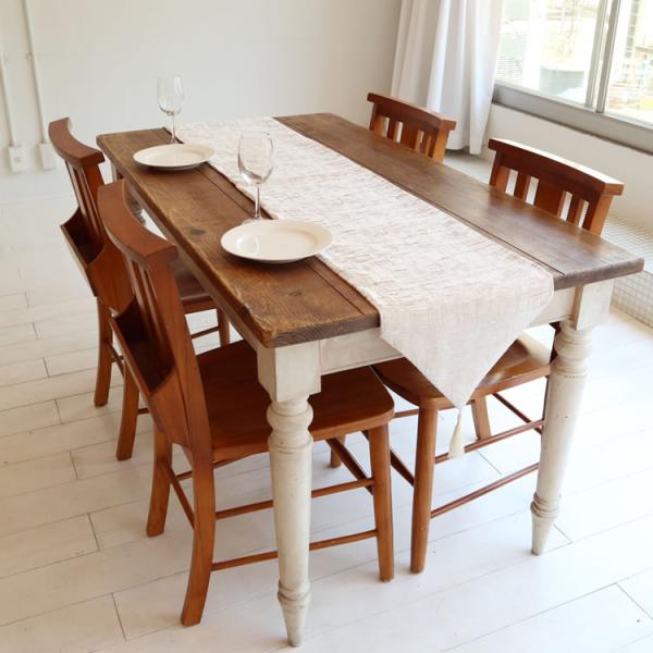 【商品詳細】■サイズ 長さ約178cm（タッセル含んだ長さ約197cm） 幅約33cm■重さ 200g■素材 ポリエステル■品番 1701 WUJ 008【商品説明】オフホワイトを基調にしたエレガントなテーブルランナーです。しっかり裏地もあ...