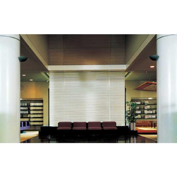 【商品名】タチカワブラインド 業務用 横型ブラインド VS 【製品タイプ】■操作方法：コード操作 ■スラット幅：35mm・50mm ■材質 ・スラット：耐食アルミ合金 ・ヘッドボックス：塗装鋼鈑成形品 ・ボトムレール：塗装鋼板成形品 ■製品...