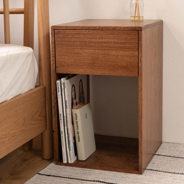 AW-017　ナイトテーブル　ブラウン（濃い色）●オークの木目が美しい、存在感のあるサイドチェスト。●個性豊かなホワイトオークのハギ材を使用した、飽きのこないデザインのチェスト。●ベッドやソファの横に最適なサイズで、縦長のシンプルなフォルム...