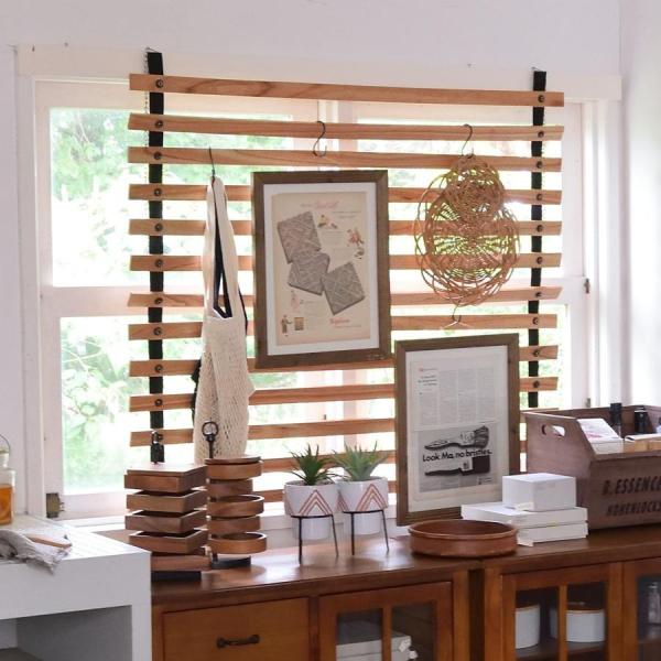 AW-449●一つ一つ風合いが異なる個性的な天然木（ミンディ）を使用した、リゾートテイストのロールパーテーション。●板幅は4cm、板と板の間も4cmと、狭すぎず・広すぎない仕様。●お部屋の間仕切りとして使いながら空間が狭く見えないのが特徴。...