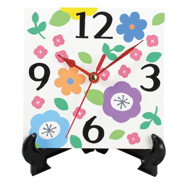 手軽にオリジナル卓上時計を製作できるキット！ミニサイズのボードに絵具でデザインするセットです。完成後、すぐに飾れるスタンドも付属しています。商品サイズ：134×134mmセット内容：ホワイト板134×134mm×1、クォーツ時計Eセット×1...