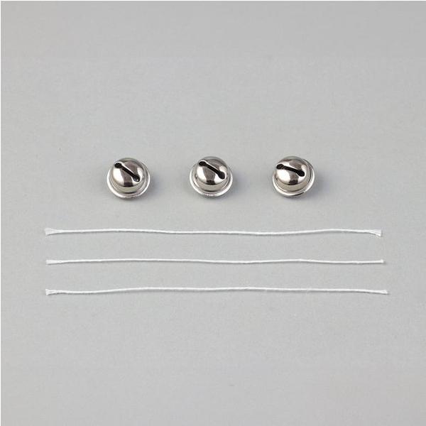 花笠の飾りに！花笠にすぐに取り付けられる鈴のセットです。商品サイズ（単位mm)：鈴：φ20×10mm、紐：約150mmセット内容：鈴×3、紐×31個重量（g）：5材質：金属、綿1個梱包形態：袋入1個梱包サイズ（mm）：W55×H15×D55...