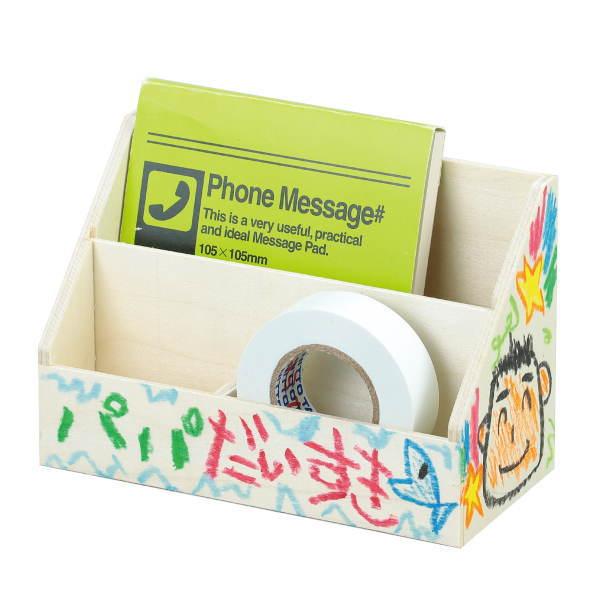 文房具や小さめの手帳まで収納できる小物入れ！文房具から小さな手帳まで収納できる、実用的な木製の小物入れです。仕切りがあるので、小物を入れるのに最適です。無着色なので、着色することもできます。お子様が絵を描いて、母の日や父の日のプレゼントとし...