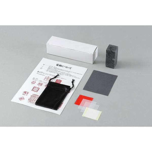 やわらかく彫りやすい黒蝋石のてん刻セット！やわらかく彫りやすい黒蝋石のてん刻セットです。収納用のレザー調小袋も付属しています。商品サイズ：石サイズ：30×30×70mmセット内容：黒蝋石大（30×30×70mm）、収納箱てん刻作品発表シール...