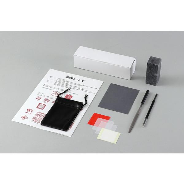 やわらかく彫りやすい黒蝋石のてん刻セット！レザー調小袋付き！やわらかく彫りやすい黒蝋石のてん刻セットです。収納用のレザー調小袋、印刀と金属やすりも付属しています。商品サイズ：石サイズ：30×30×70mmセット内容：黒蝋石大（30×30×7...
