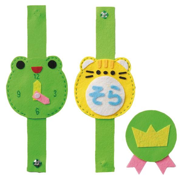 フェルトでつくる！腕時計みたいなかわいいネームタグ！フェルト素材で作る、腕時計風デザインのネームバンド工作キットです。手首に装着できる仕様のため落としにくく、園外活動やイベント時の名札として安心して使用できます。表面は時計あそび感覚で楽しめ...