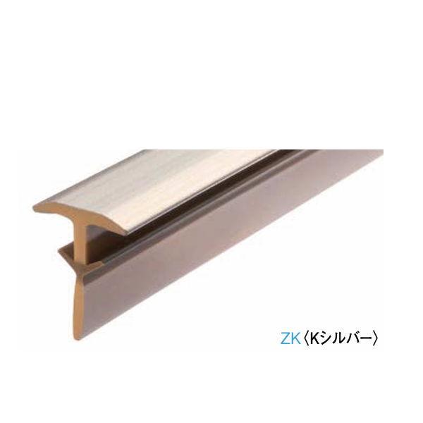 石目柄と相性が良く、床の張り分けにもアクセントとなる幅8mmの金属調床見切。厚さ6〜12mmの床材に対応可能。サイズ：11.7mm厚さ、8×1,950mm梱包入数：2本/梱基材：ABS樹脂表面：化粧シート（PVC・PET）