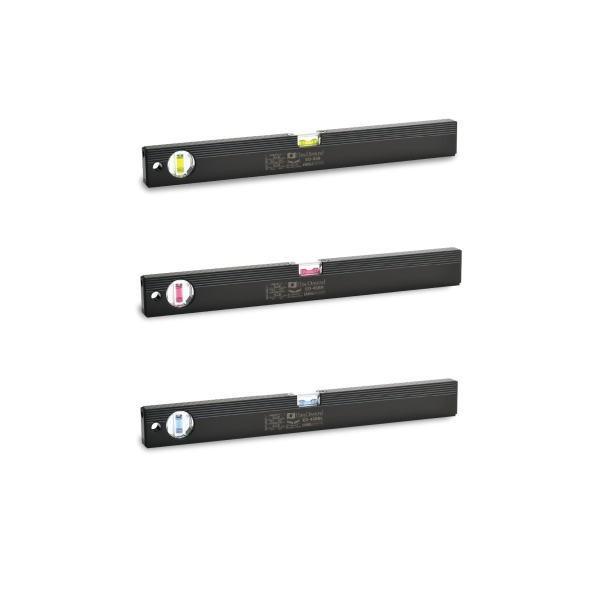 本体仕様●アルミ合金押出材硬化処理●アルマイト・クリアー塗装仕上げ●6本線レンズ付アクリル水平気泡管●6本線アクリル垂直気泡管●磁石付感度/精度感度0.35mm/m=0.0201°精度±1.00mm/m=±0.0573°以内測定基準面がV溝...