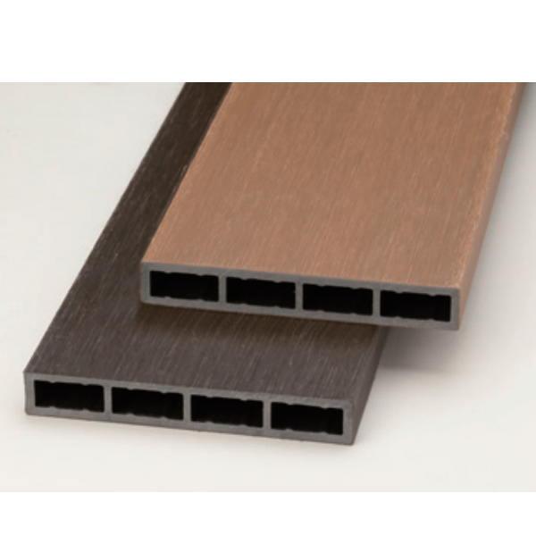 一つ上の頼もしさへ、プラド /rich。すっきりと、より自然な見栄えに。　強度を増したプラド /rich には、樹脂フェンス材に求められるジョイント材が不要です。　プラド /one が持つ木質感はそのままに、すっきりとした見栄えとなり、天然...