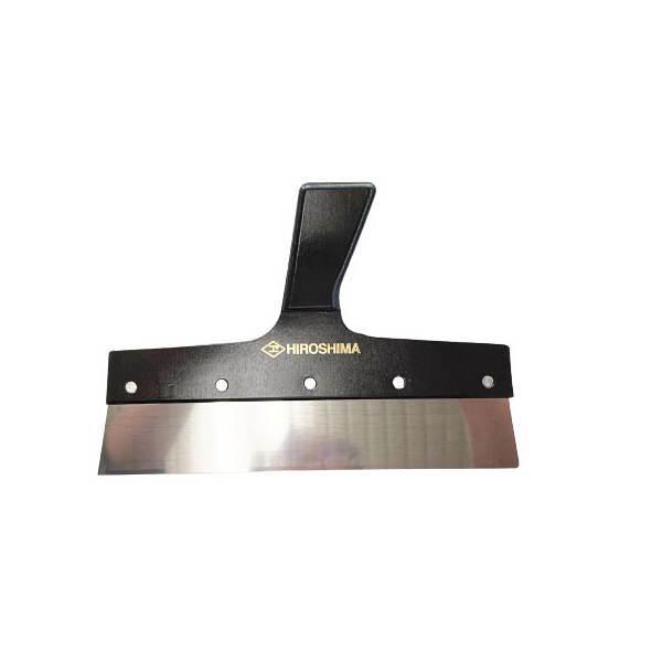 安定した設置角度で地ベラを保持できます。かつ力加減でクロスにたわみを作り収縮時に隙間が出ないようにできます。カッター刃の入射角度を安定して真っ直ぐにカットできます。