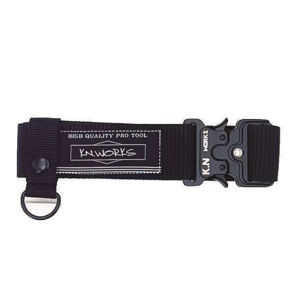 アルミ合金製ワンタッチバックルを採用。マジックテープで取り外し、ベルトに適すタイプの腰袋などを簡単に装着できます。ツールリング付き