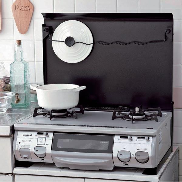 ガスコンロカバー（一般ガスコンロ用）（60cm用）特長●コンロを使わない時は調理スペースに。●使用時は油ハネガードと鍋フタを掛けられます。サイズ：595×430×50mm重量：約2.8kg耐荷重：3kg／鍋フタ：0.5kg材質：スチール