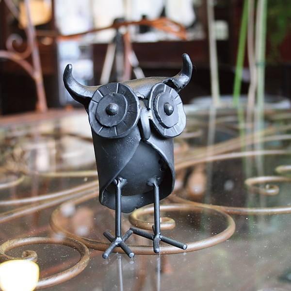 田中氏とは　米国で出会った鉄工芸に感銘を受け、本物を求めて単身スペインへ。　本場の職人技に触れ、アイアンデザイナーになることを決意。工房を構えて鍛冶屋をスタート。材質：ロートアイアン色：黒組み立て：完成品生産国：インドネシア重量：約0.35...