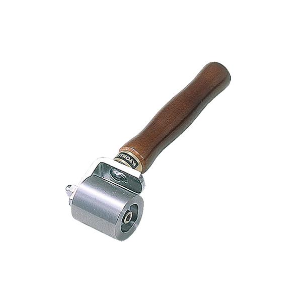 長尺床材のジョイントなどの圧着に使用するローラーです。握りは45度の角度付で床に手があたりにくく、スムーズに作業ができます。ローラー：ステンレス鋼　鋼ベアリング入り