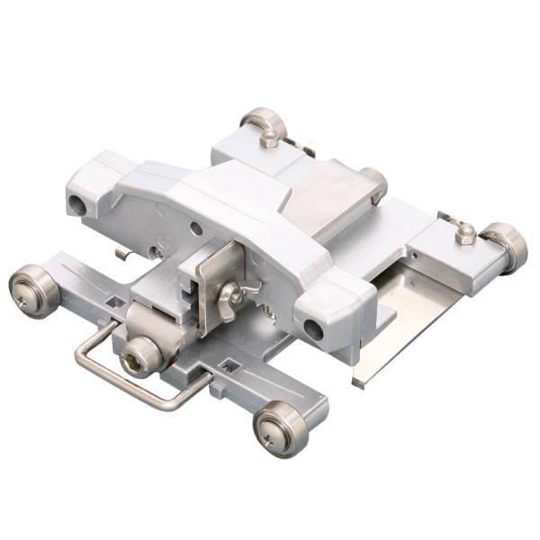 長尺床材のジョイントの落とし込みと耳落としが可能です。切り損じしにくい低重心仕様です。カッター刃のほか、各種フック刃も使用できます。耳落とし幅0〜70mmサイズ：約150×130×60mm質量：約550g