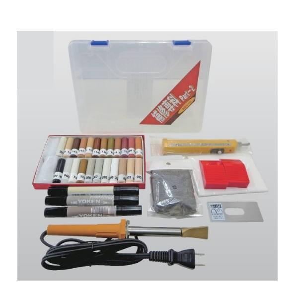 用途　塩ビ、オレフィンシートなどのフローリング、建具、等のキズ補修・木製品にも使用可能　新建材（オレフィンシート）にも対応したシェラックつや消し（充填剤）の23色セットと、用途にあわせて使い分けできる電熱コテと電池コテがセットになった補修キ...
