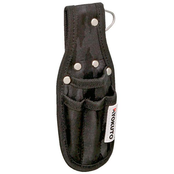 小さいながらもマルチに使える迷彩柄の工具差しです。カッター（大）のL型本体や、長尺シート施工時に使う溶接棒カッターのモザートナイフの工具差しに適しています。質量：約50g